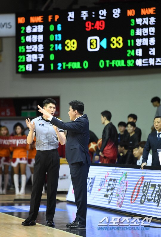 [포토] KGC-KCC, 3쿼터 진영 안 바꾸고 경기하다 중단 해프닝! : 네이트 스포츠