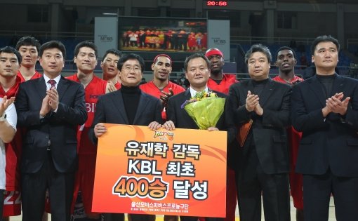 유재학 감독 '400승' KBL 새역사 쓰다 : 네이트 스포츠