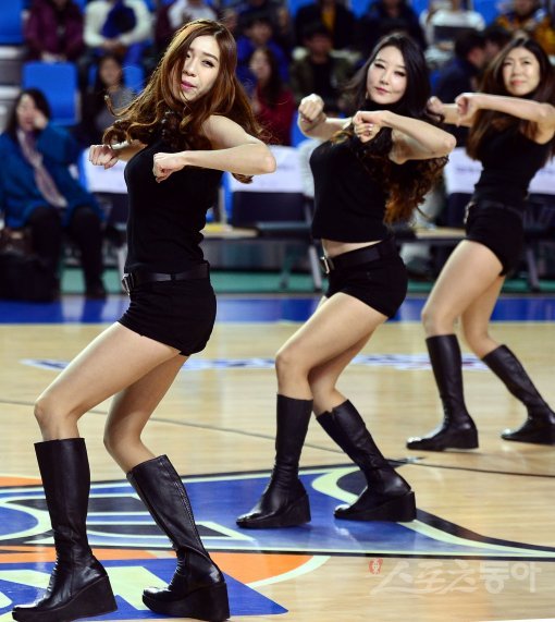 [포토] 치어리더, 과감한 섹시 댄스 '눈길' : 네이트 스포츠