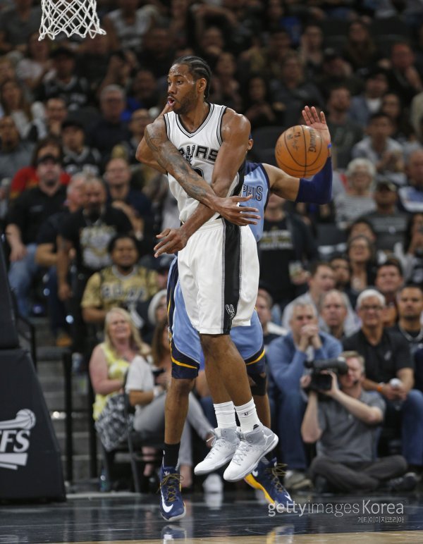 레너드 37점·11R 원맨쇼…NBA PO 서부 8강 2차전 승리의 주역 : 네이트 스포츠