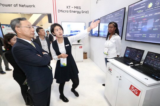황창규 KT 회장, MWC 아메리카 2017 전시 참관 : 네이트 뉴스