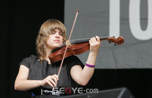 [포토on] 바이올린으로 인사하는 Anna Bulbrook : 네이트 뉴스