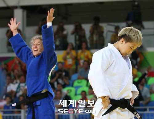 [리우포토] 유도 정보경, '결승전 절반 허용 아쉬운 은메달' : 네이트 스포츠