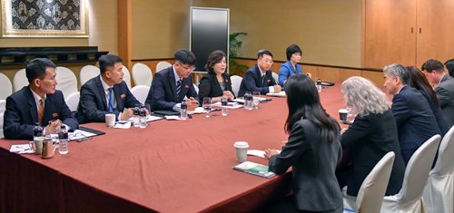 美 'CVID 못 박기' 北 'CVIG 확약'…종일 줄다리기 : 네이트 뉴스
