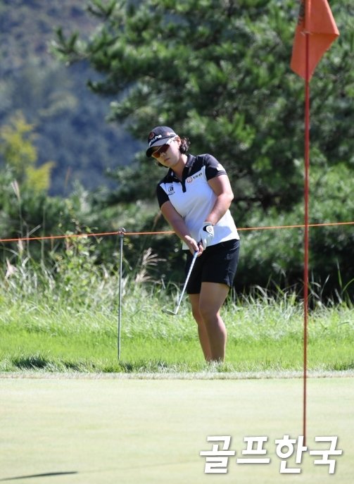 칩샷을 시도하는 'JLPGA 3인자' 이민영 [한화클래식] : 네이트 스포츠