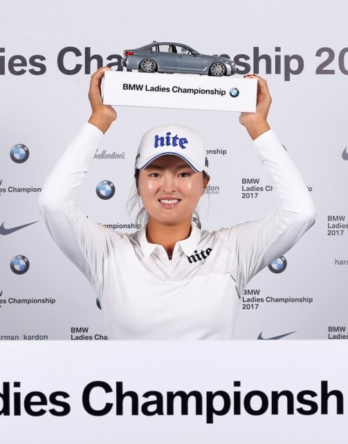 [KLPGA] '2년 연속 우승' 고진영, BMW 미니카를 들고 환한 미소~ : 네이트 스포츠