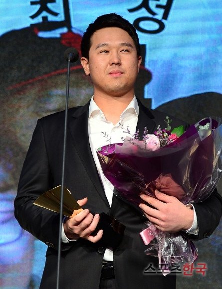 'KIA 잔치' KBO 시상식서 빛난 SK 최정의 미친 존재감 : 네이트 스포츠