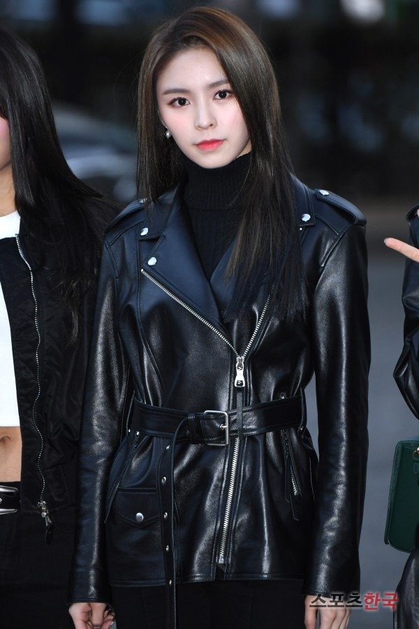 CLC 엘키 '도도하고 시크한 눈빛'(뮤직뱅크 출근길) : 네이트 연예