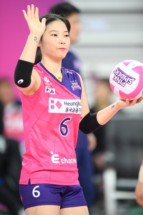 'FA등급제 1호' 리베로 한지현, IBK행…연봉 8000만원 : 네이트 스포츠