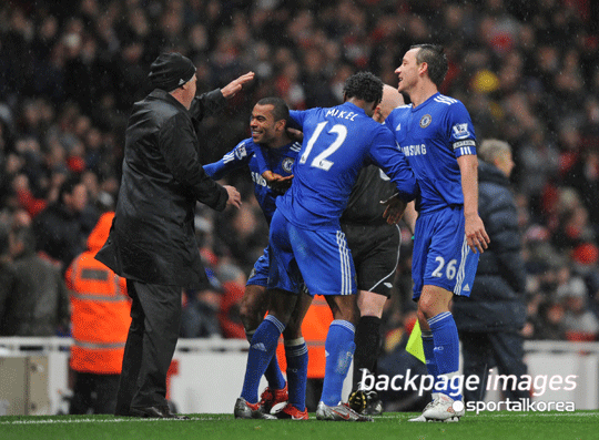[EPL 14R] '드록바 2골' 첼시, 아스널 3-0로 제압 : 네이트 스포츠