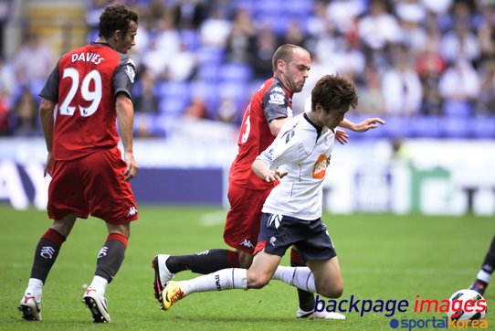 [EPL 1라운드] 태클에 걸려 넘어지는 이청용 : 네이트 스포츠