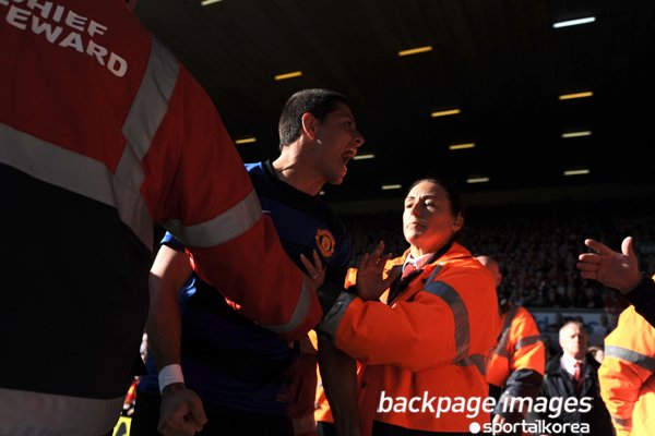 [EPL 8R] 치차리토, '팬들! 내 골 봤어요?!' : 네이트 스포츠