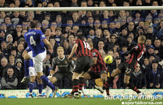 [EPL 23R] 에버턴으로 간 깁슨, 맨시티 울렸다...친정 맨유에 보은 : 네이트 스포츠