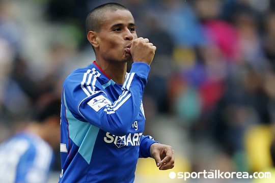 [1R 리뷰] ‘에벨톤 데뷔골’ 수원, 부산 꺾고 개막전 승리 : 네이트 스포츠