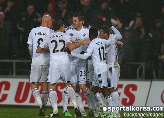 [EPL 18R] 기성용 '풀타임' 스완지 2연승, 빌라에 1-0 승 : 네이트 스포츠