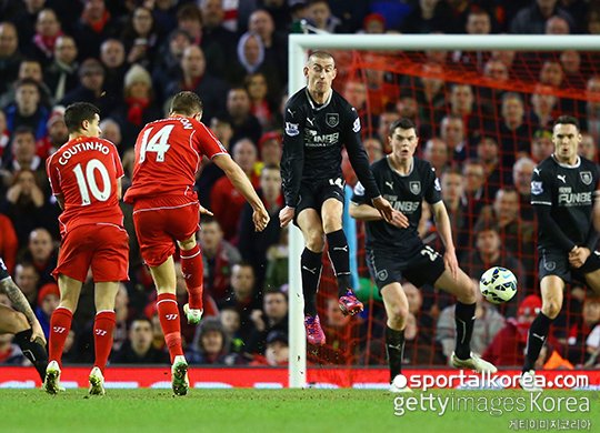 [EPL 28R] '헨더슨 1골-1도움' 리버풀, 번리에 2-0 승…5위 등극 : 네이트 스포츠