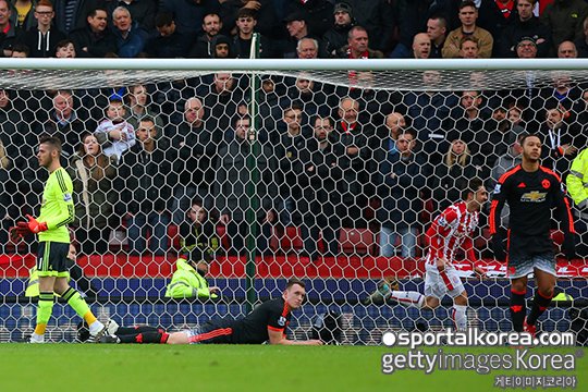 [EPL 18R] '데파이 실책' 맨유, 스토크에 0-2 완패…'7G 무승+판 할 경질 위기' : 네이트 스포츠