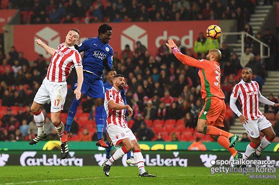 [EPL 17R] '퇴장+PK실책' 레스터, 스토크와 2-2 극적 무승부 : 네이트 스포츠