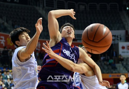 [SS포토]프로농구 오리온스-KCC, '나 좀 놓아줘!' : 네이트 스포츠