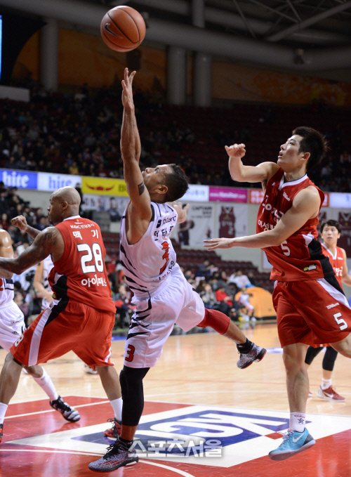 [SS포토]안양 KGC-부산 KT 전태풍, "제치고 쏜다" : 네이트 스포츠