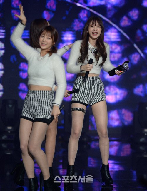 [SS포토] '더쇼 시즌4' EXID 하니, 트로피에 좋아 죽네~ : 네이트 연예