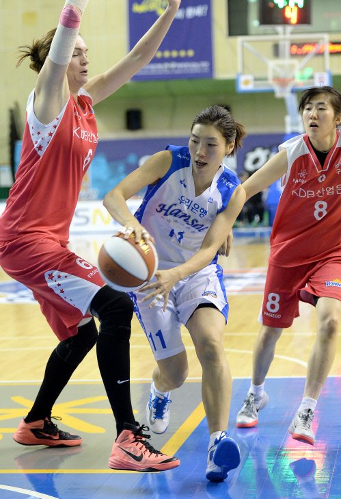 임영희 박혜진 앞세운 우리은행 KDB생명 꺾고 2연패 탈출 : 네이트 스포츠