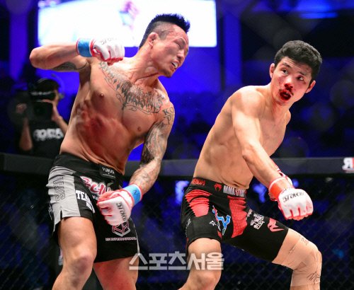 [SS포토]로드FC 012 최무겸-서두원, '서두원이 지쳤어…' : 네이트 스포츠