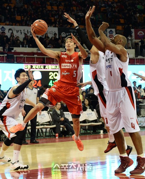 [SS포토]SK 김선형, '세 명 뚫는 건 기본이죠!'(SK-KGC) : 네이트 스포츠