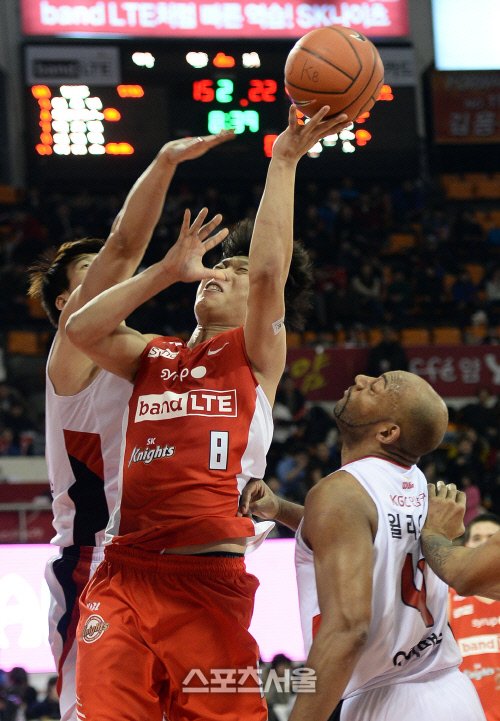 [SS포토]정휘량 피해 슛 시도하는 SK 박상오(SK-KGC) : 네이트 스포츠