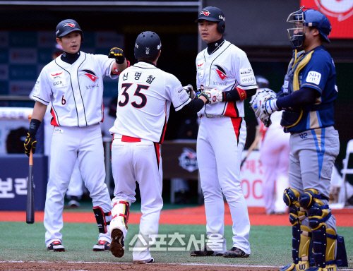 [SS포토]kt-NC 신명철, 잘했지? : 네이트 스포츠