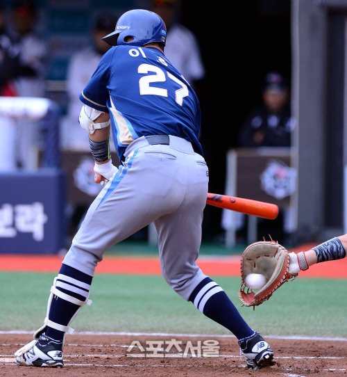 [SS포토]kt-NC 이호준, 낙차 큰 커브에 딱 걸렸네~ : 네이트 스포츠