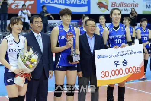 [SS포토] IBK기업은행, KOVO컵 우승 트로피 들었다! : 네이트 스포츠