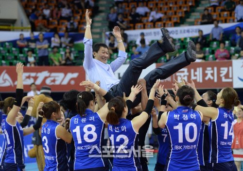 [SS포토] IBK기업은행 이정철 감독, KOVO컵에서 날았다! : 네이트 스포츠