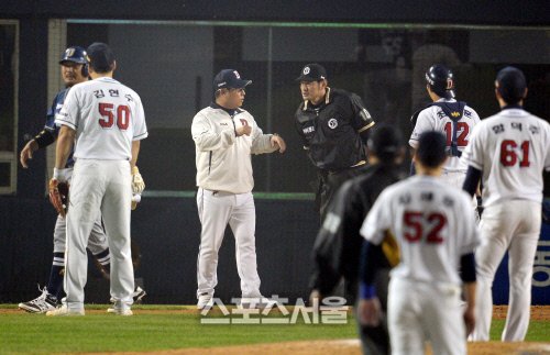 [SS포토]PO3차전 김태형 감독, 번트 대려다 맞은 건데 : 네이트 스포츠
