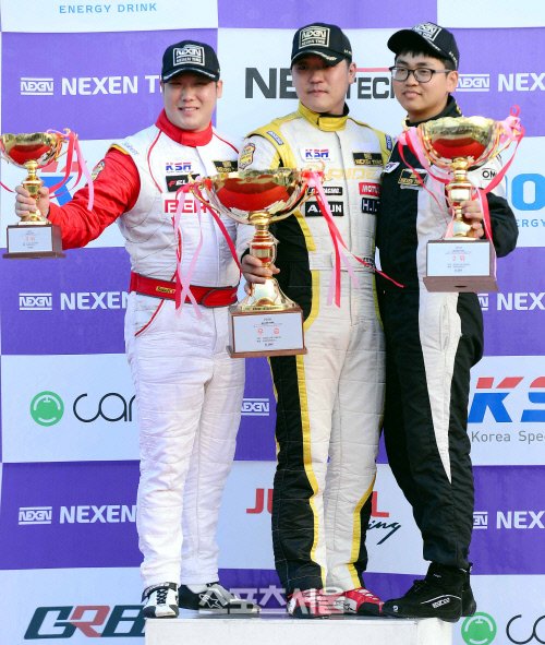 [SS포토]엔페라컵 BK-Onemaker 박병환, "우승의 기쁨을 2위, 3위와 함께~" : 네이트 스포츠