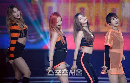 [SS포토]'L.I.E'를 부르는 EXID, "웨이브가 너무 흐느적 거리나요?" : 네이트 연예