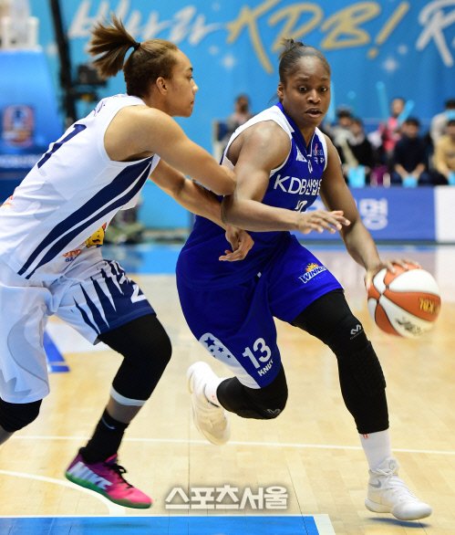 크리스마스 23점 KDB생명 연장 끝에 KEB하나 제압 : 네이트 뉴스