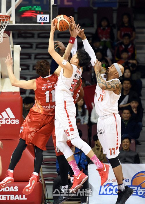 [SS포토]공격 리바운드 잡아내는 최준용(KGC-SK) : 네이트 스포츠