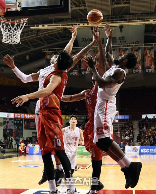 [SS포토]KGC-SK, 리바운드를 향한 손짓 : 네이트 스포츠