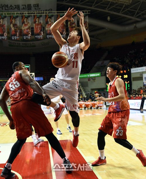 [SS포토]사이먼의 수비에 볼 놓치는 이현석(KGC-SK) : 네이트 스포츠