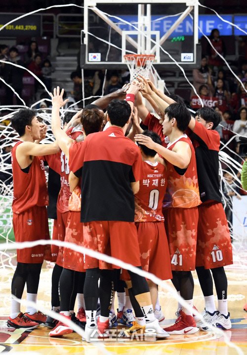 [SS포토]KGC, SK에 승리하며 기분 좋게 우승 시상식 : 네이트 스포츠