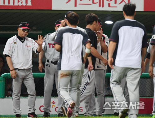 [SS포토] 양상문 감독 '긴 시간동안 고생했어' : 네이트 스포츠