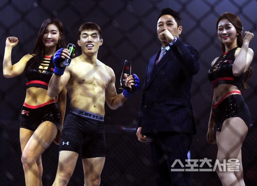 'GFC 02' 프로 데뷔 첫 승 홍승민, 길로틴 초크 TKO로 장식 : 네이트 스포츠