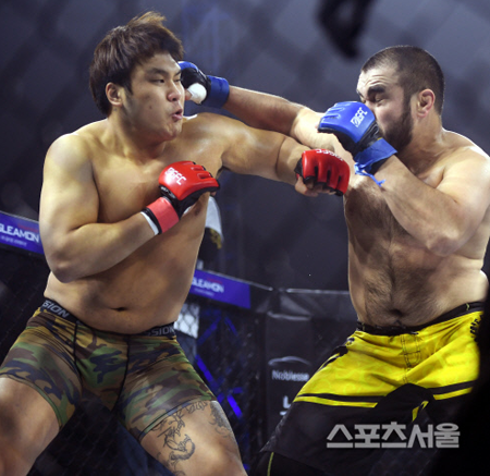 'GFC 02' 바흐라 압드라키모프, 김승배에 2R TKO 勝 : 네이트 스포츠