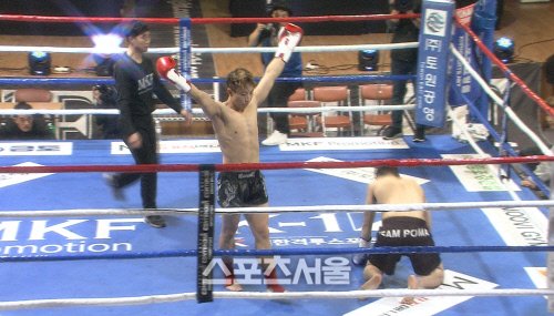 [MKF]이승준, "뒤돌려차기로 양재웅을 실신시키며 KO승" : 네이트 스포츠