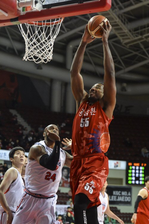 오세근 부상 악재 극복한 KGC인삼공사, 4강 PO까지 '-1' : 네이트 스포츠