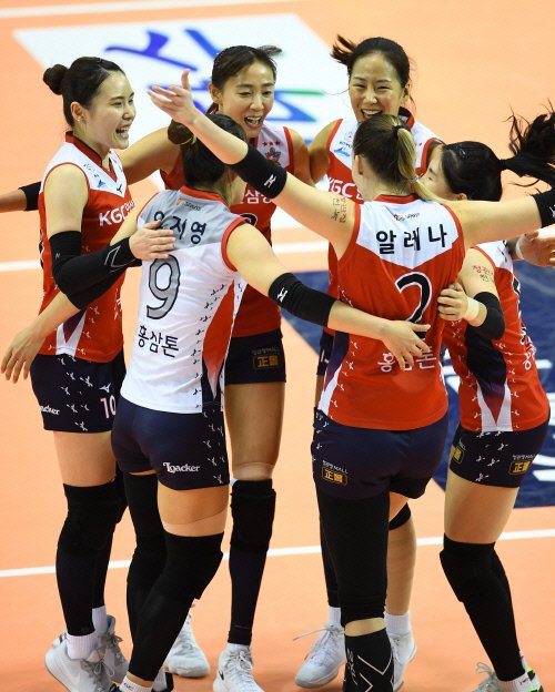 KGC인삼공사, 4연패 끊고 승리로 2R 마감…현대건설 10연패 수렁 : 네이트 스포츠