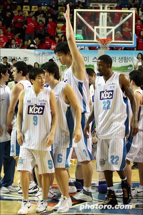 KCC, 6강 플레이오프 1차전 승리! : 네이트 스포츠
