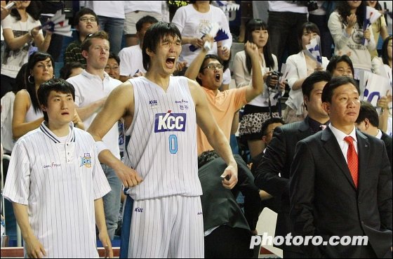 KCC, 챔프전 2차전 승리! : 네이트 스포츠