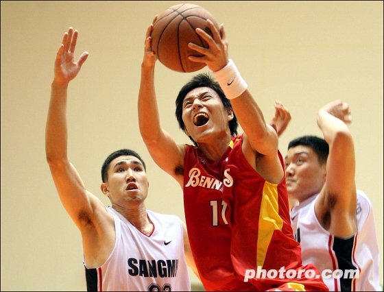 날아 오르는 김용우 : 네이트 스포츠